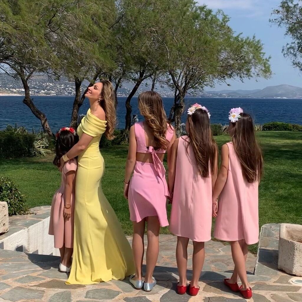 Έχετε δεί τις κόρες της Ελένης Πετρουλάκη; Είναι κούκλες και κορμάρες ...