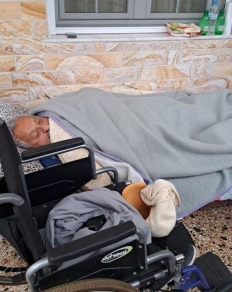ΑΥΤΟΝ τον ΆΝΘΡΩΠΟ, ΠΕΤΑΞΑΝ έξω από το ΣΠΙΤΙ του ,με ΚΟΜΜΕΝΟ ΠΟΔΙ, & ο ...