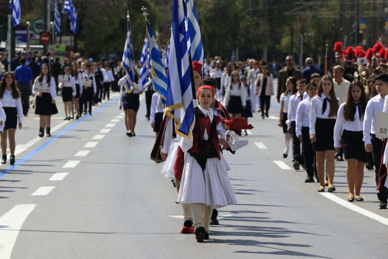 Τι είναι η παρέλαση και για ποιον λόγο τα παιδιά πρέπει να παρελαύνουν ...