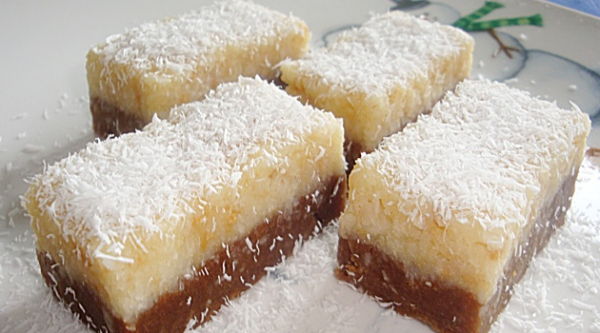 Γλυκό ψυγείου με γιαούρτι, καρύδα και 2 ακόμα υλικά